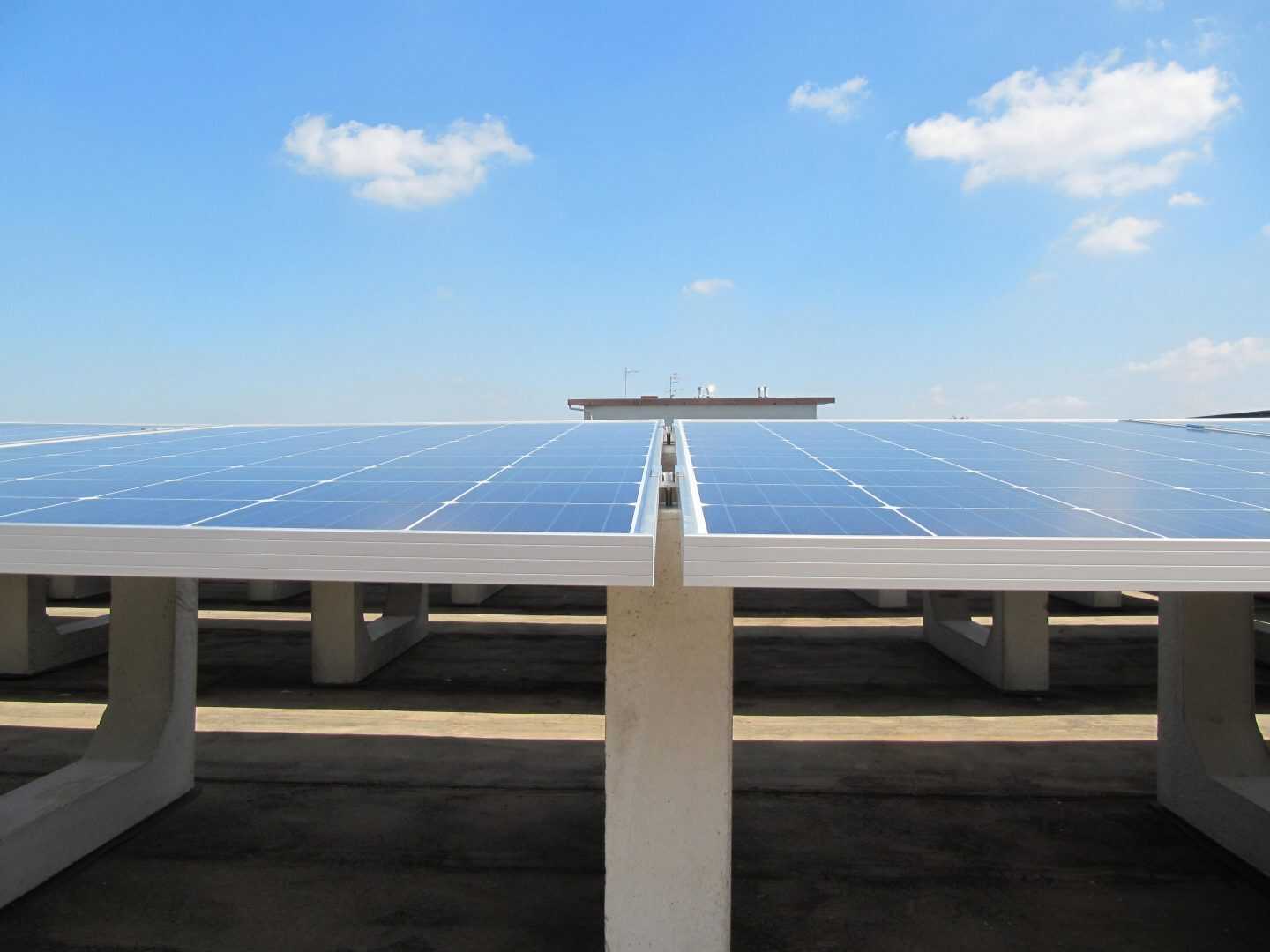 High ballast photovoltaic system for shading problems - Sun Ballast